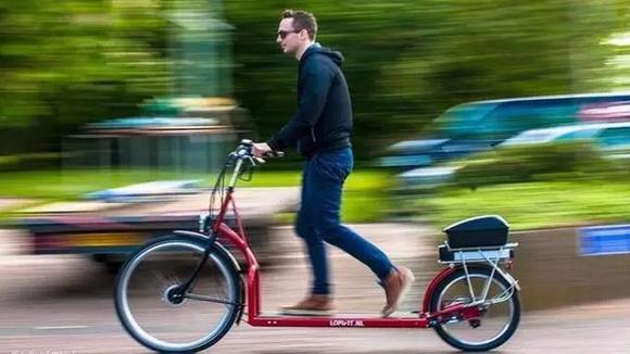 这个大叔造了辆“走路自行车”,刷爆国外朋友圈