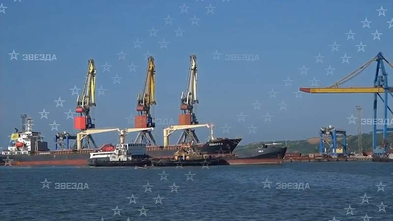 现场:俄发动特别军事行动以来首艘船只抵达马里乌波尔 在港口鸣笛
