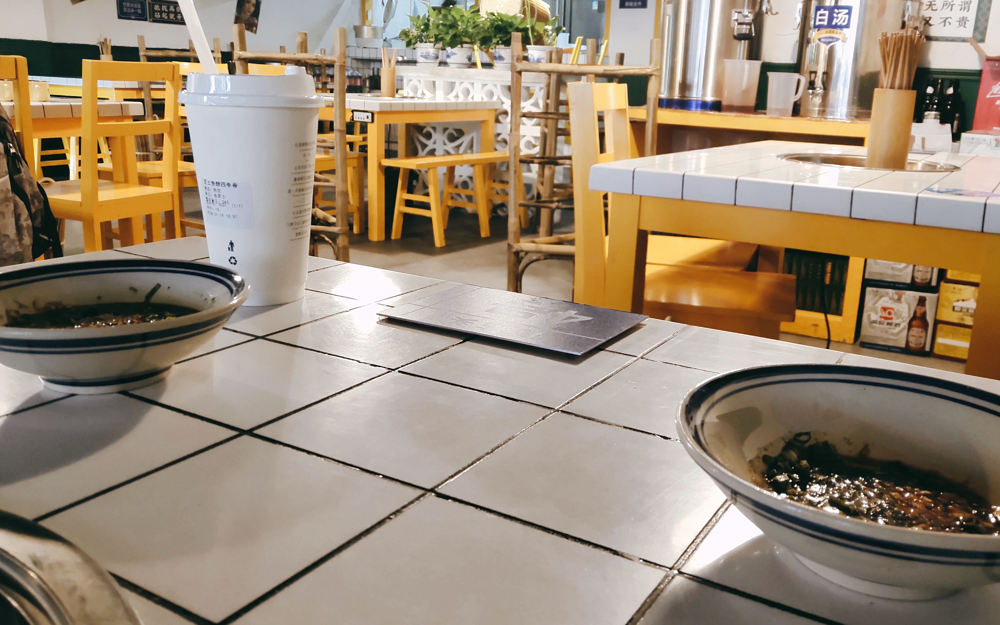 关上办公室的电脑,拉上行李箱的感觉真好