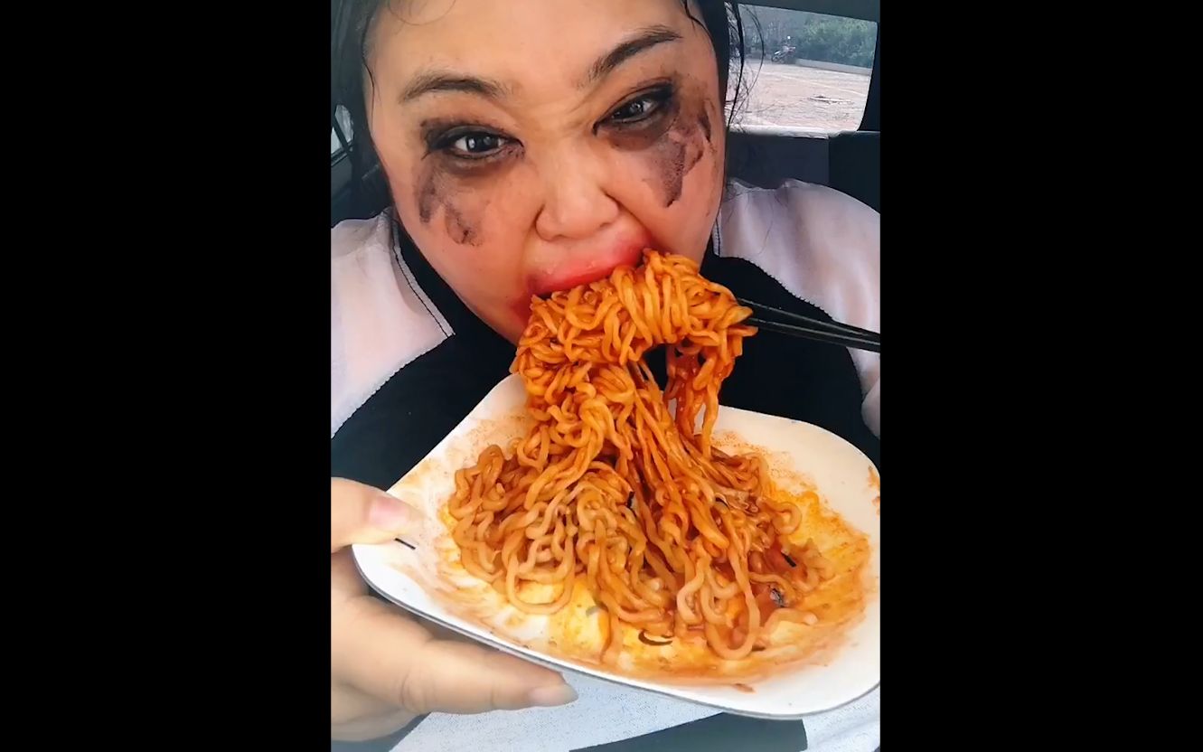 【土味食刻】2020年最火烟熏妆?我寻思小丑女你咋发福成这样了呢?