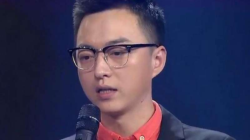 29岁小伙登台,母亲上演搞笑模仿秀逗笑全场,开口后动听极了