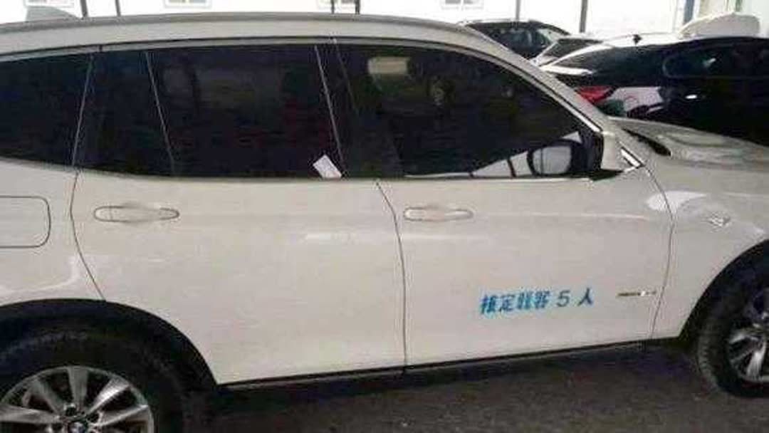 宝骏730年检被强行喷字,车主不服:旁边的奔驰咋不喷?