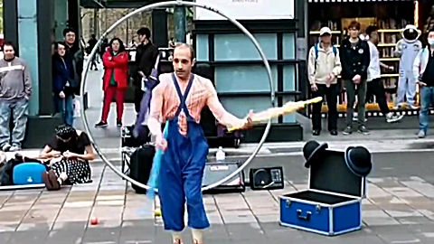 小哥哥在台湾街头表演,扔雨伞的动作好流畅