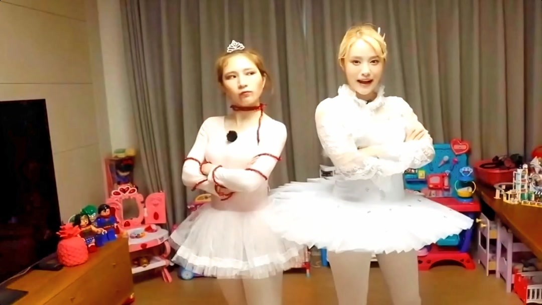 嘿基尼姐姐:基尼与木偶比拼芭蕾舞,基尼是冠军!