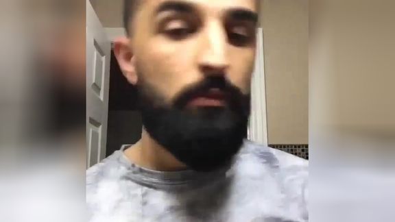 哥们胆子真大,直接用刀片刮胡子!