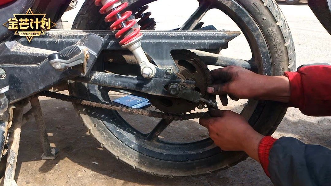 摩托车链条拉长了必须要更换吗?师傅教你个方法,轻松多用2—3年