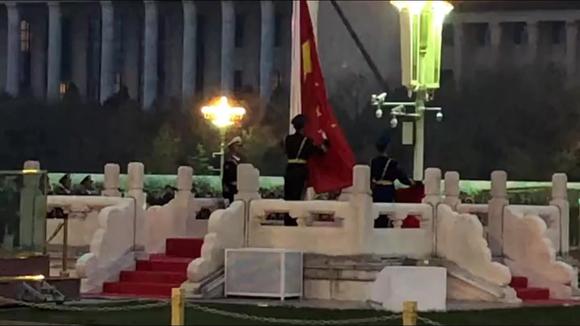 擎旗手收旗,从砍旗到甩旗,每一个动作都十分帅气