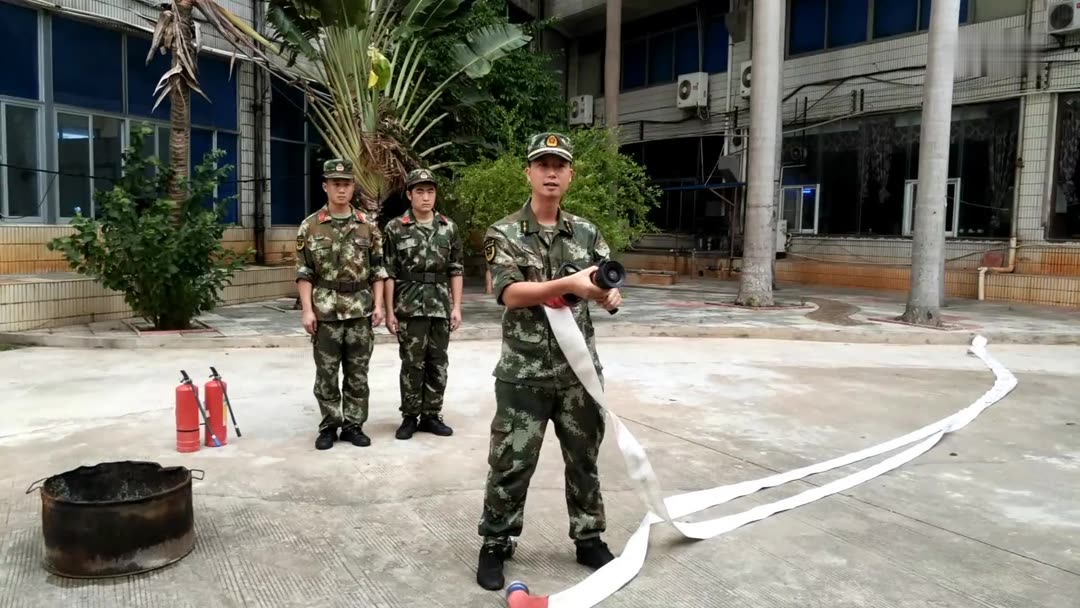 警官演示室内消防栓使用操作要领