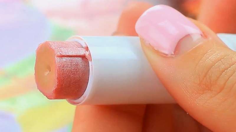 一款是嘀嗒糖有色唇膏一款是唇部磨砂膏,你会中意哪个操作?