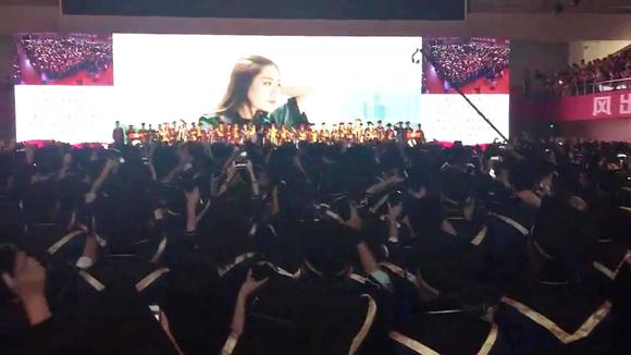 大学毕业典礼,千人大合唱《再见》泪别同窗,走出校门很难再见