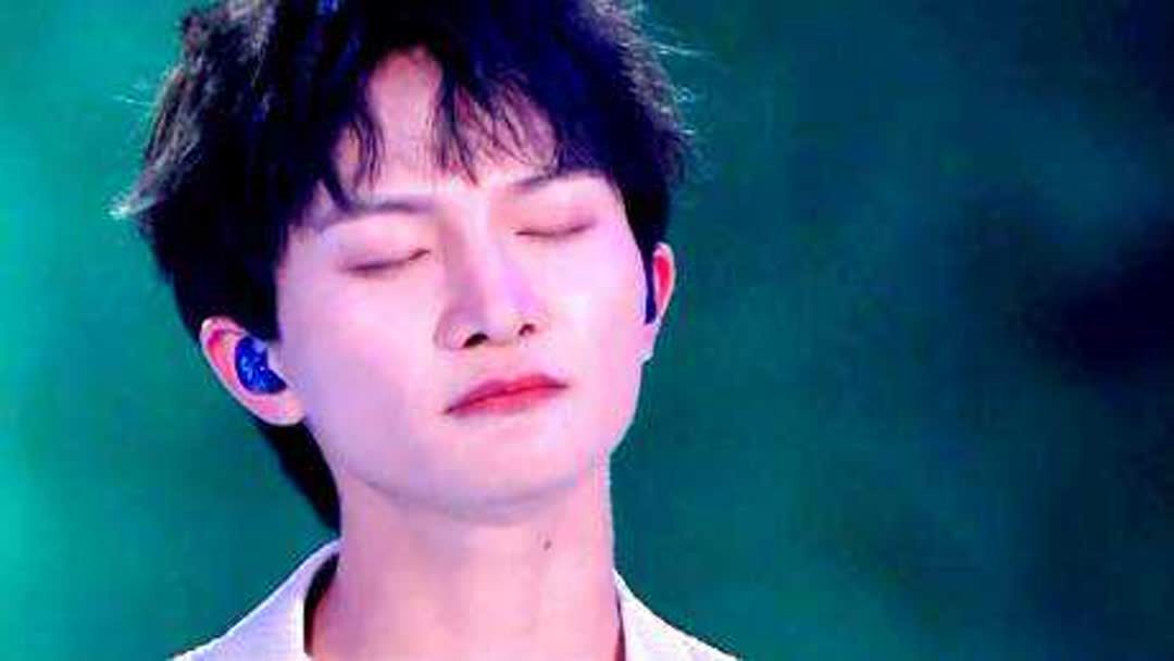 周深的舞台表演从未令观众失望,每首歌曲都能诠释出不壹样味道!