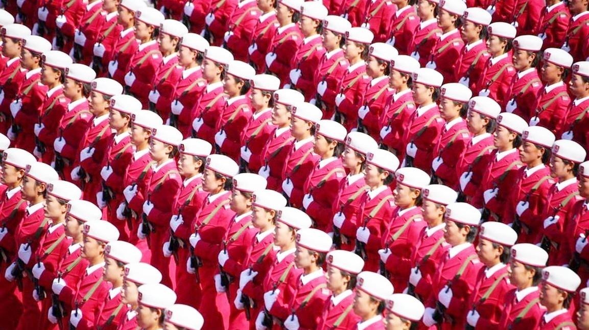 俄罗斯女兵和中国女兵阅兵对比,中国女兵出场时把我惊艳到了