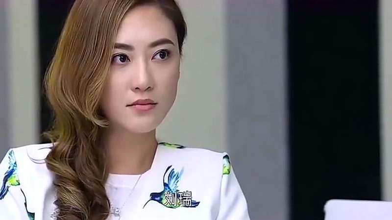 公司高层主管在开会,职员不敲门霸气闯入,领导却不敢吱声!