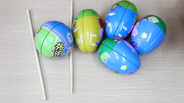 筷子上挂几个"蛋壳",这个废物利用不错,简单也有意思