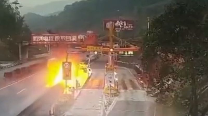 一脚刹车引发的事故!80万新车烧成骨架,车主心疼坏了!