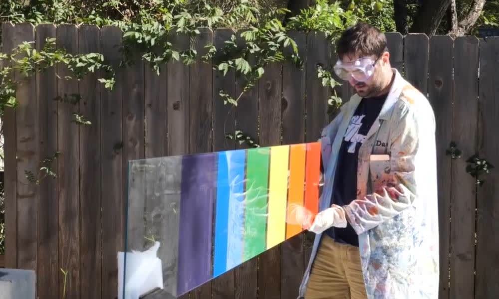 慢镜头下,玻璃破碎的画面真是美,真是外国熊孩子!