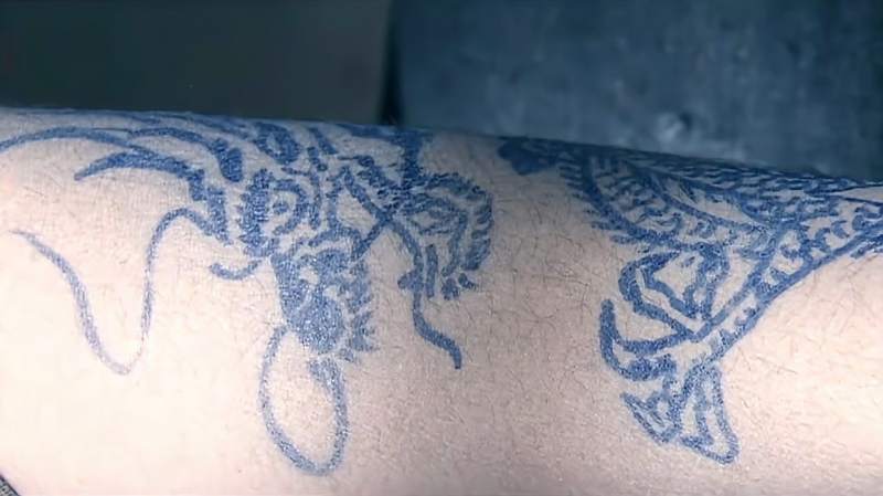 特务宁死不愿供出身份,不料连长一看他手臂上的纹身,立马明白了