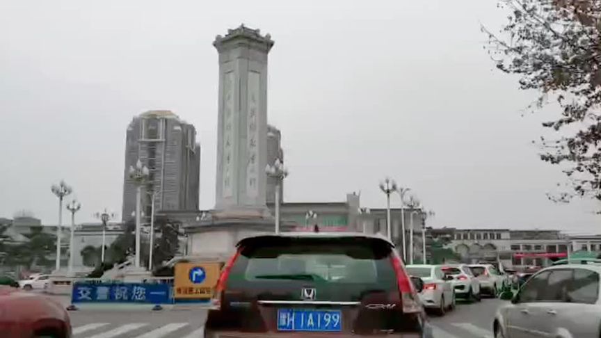 开车出行,自觉遵守交通规则,自觉礼让斑马线及行人
