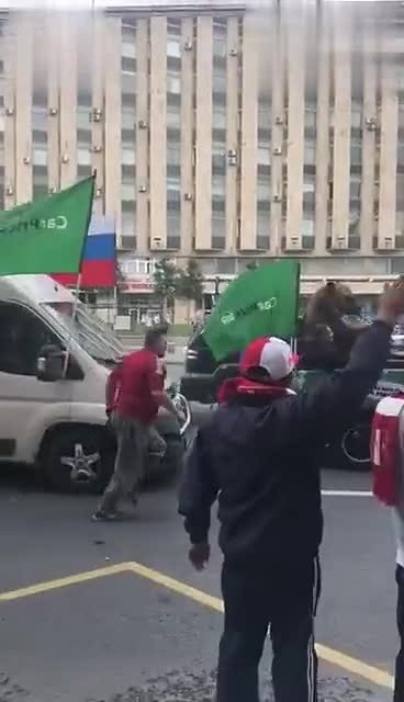 熊都上了!世界杯开幕战赢球后的俄罗斯街头!