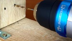 牛人脑洞大开,电钻打孔还能这样用,这都能想到,果然是天才!