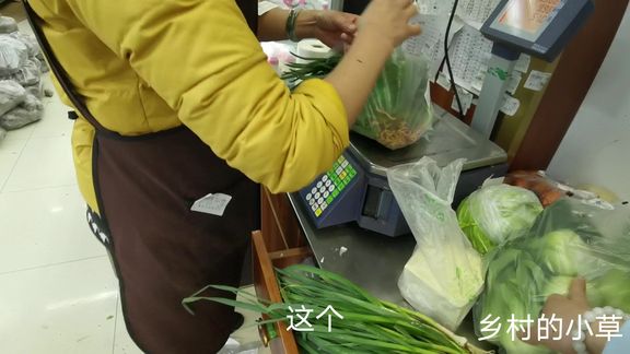 特殊时期出门采购,小草一次性买满三大袋物品,看都有哪些东西
