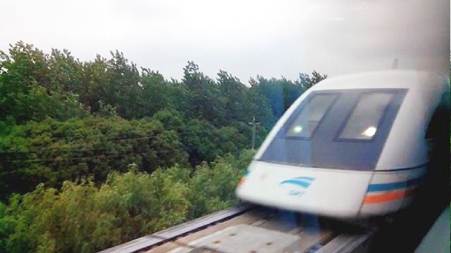 在搭乘上海磁悬浮前往浦东机场时,迎面而来的一辆列车让小编突不及...