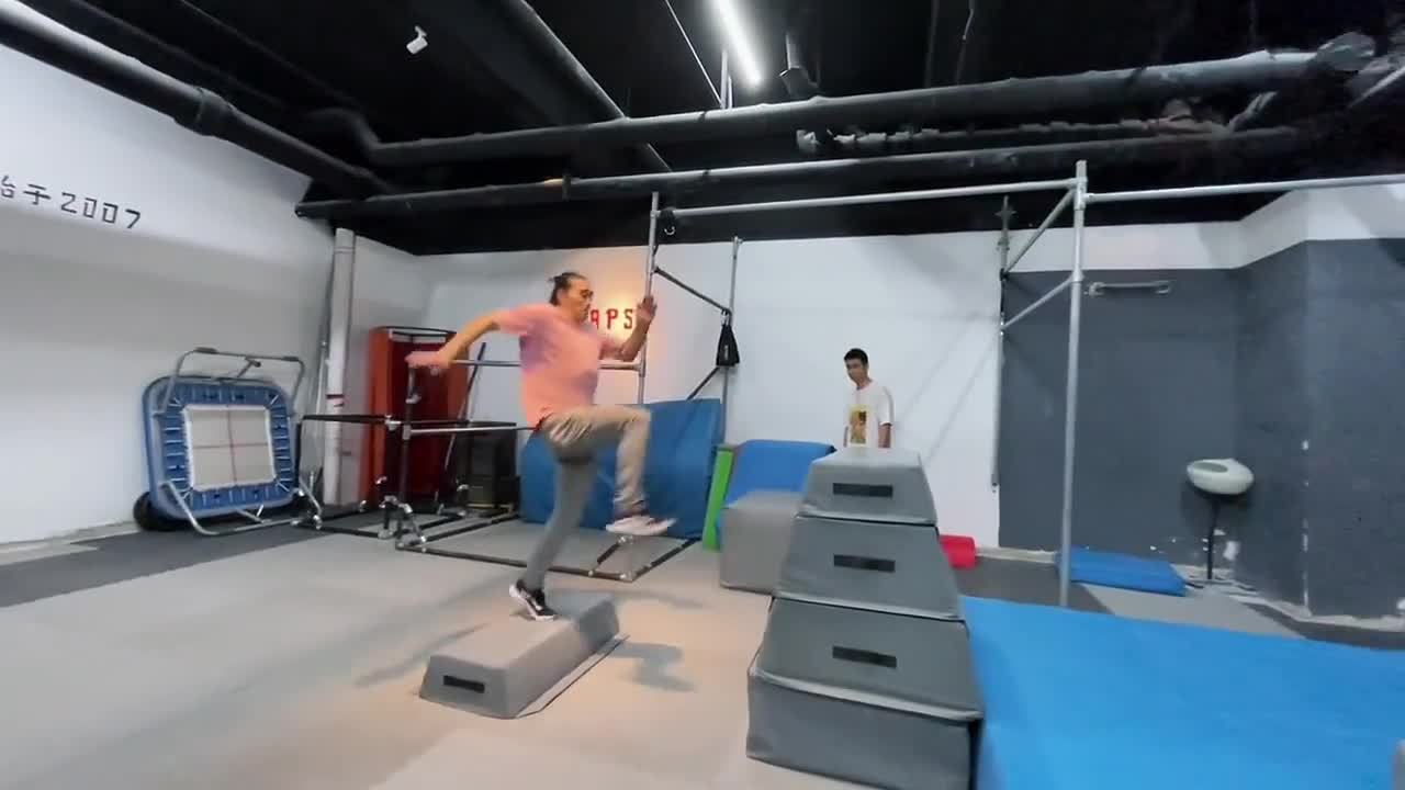 简单的动作做到极致危险动作请勿模仿用自己的专业耍酷是时候展现...