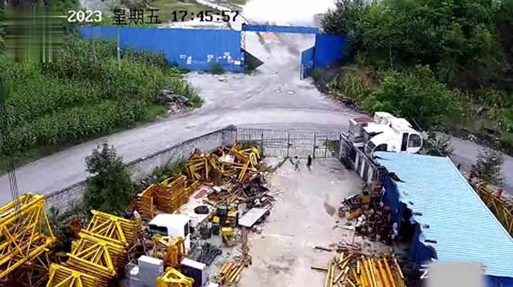 渣土车刹车失灵冲入砂场,瞬间撞塌2层办公楼,司机还在ICU