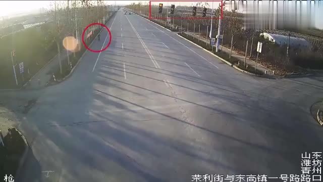 直行电动车被转弯车撞翻,本以为轿车全责,回看监控发现都错了!