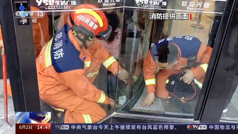[新闻直播间]防范儿童意外伤害 儿童被卡扶梯旋转门频发 勿掉以轻心