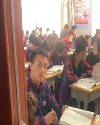 ...就在玻璃上贴了一层汽车太阳膜。贴好后在教室外能看见里面,里面...