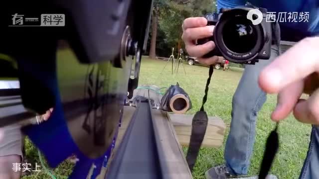 老外给圆锯安火箭模型,拖尾倒是挺好看,那么能切开木头吗?