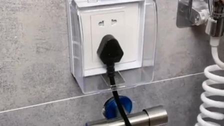 家里卫生间插座没有安装保护罩,水溅到上面很不安全