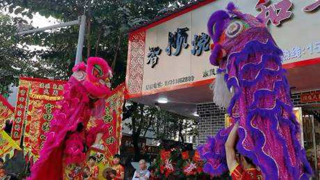 开业醒狮寓意传递美好祝愿、吉祥如意,湛江很多商铺开业都请醒狮