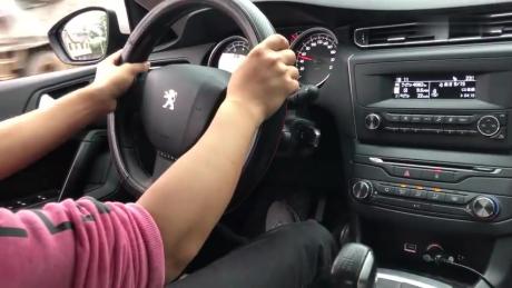 这哥们是高手,手动挡换挡技巧演示,新手请注意!