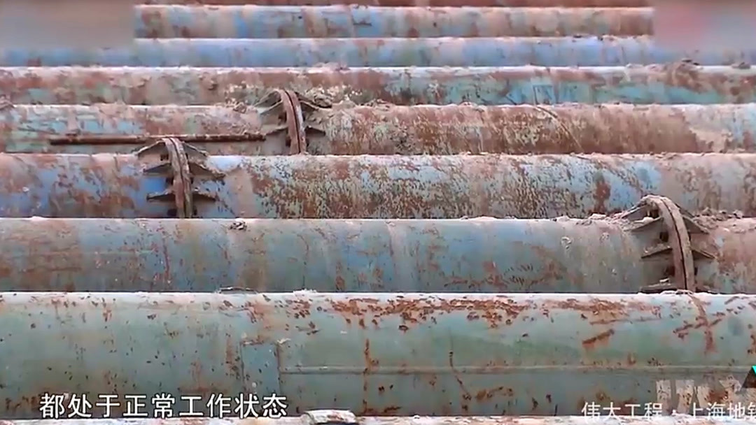 传统地铁开挖时都用钢支撑两侧结构,但深度一深,钢支撑就不行了