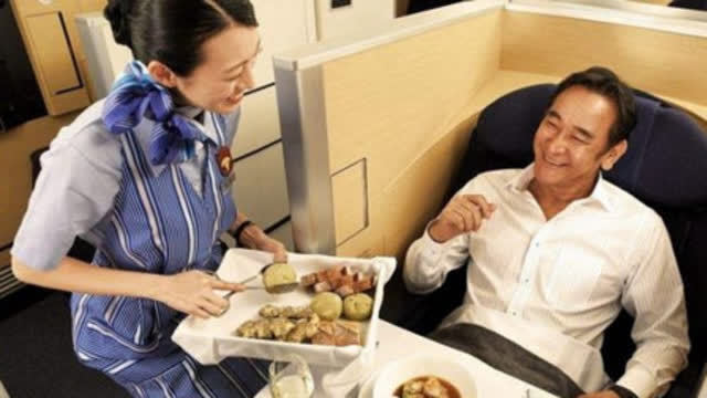 飞机上的这3种隐藏服务,旅客不主动要求,空姐是不会主动服务的