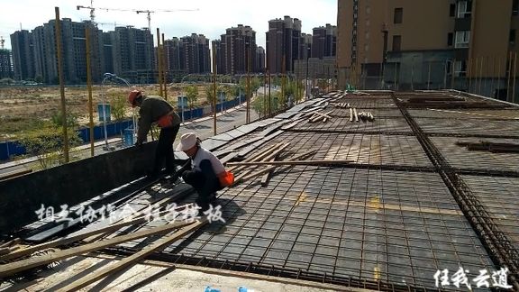 两木工支模板,材料无吊运机械自已搬运,680展开平米共用23天