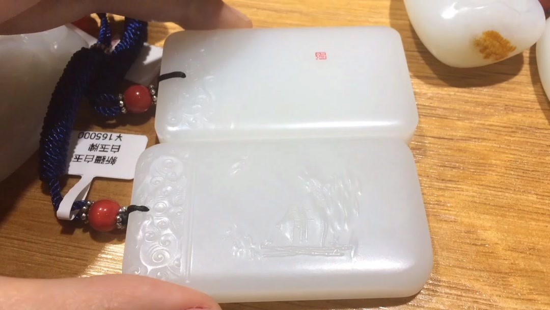 8万和田玉牌子,对比就知道贵了,了解和田玉价格。