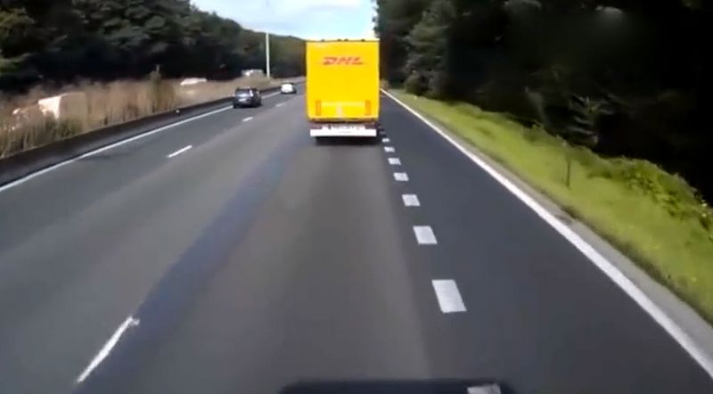 行车记录仪记录的画面 以后再也不敢开车了!