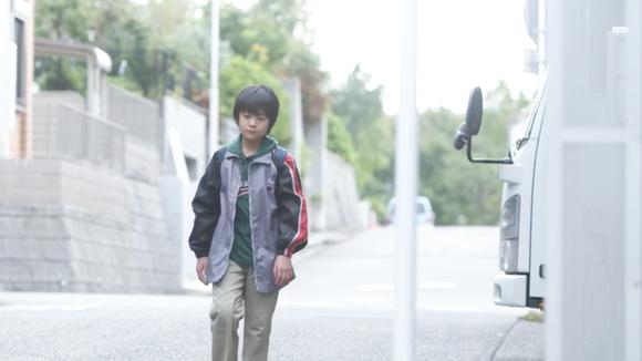 男孩走在路上,突然用石头砸别人店玻璃,背后原因让人动容