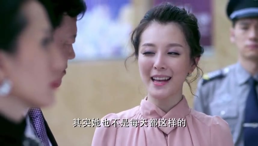 美女电动车刹不住了,差点撞到老总,保安直接用身体把车拦住