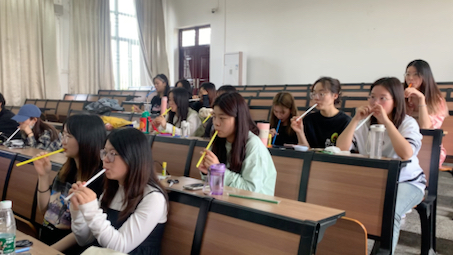《铃儿响叮当》用自制吸管膜笛演奏