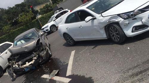 "转弯让直行",为什么撞车时直行负全责?别等犯了错后才知道