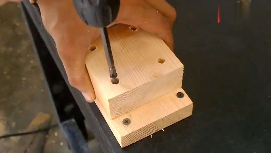 电钻变砂轮机,因为做了个坚固的支架