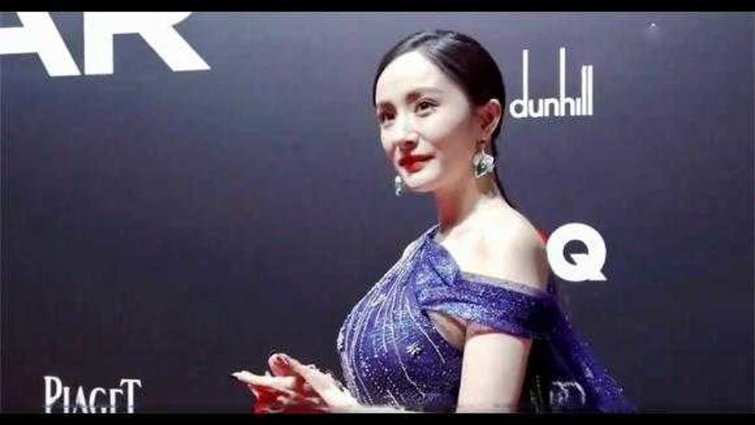 明星走红毯片段,杨幂穿运动鞋走红毯,候场时冷到呼手喊冷!