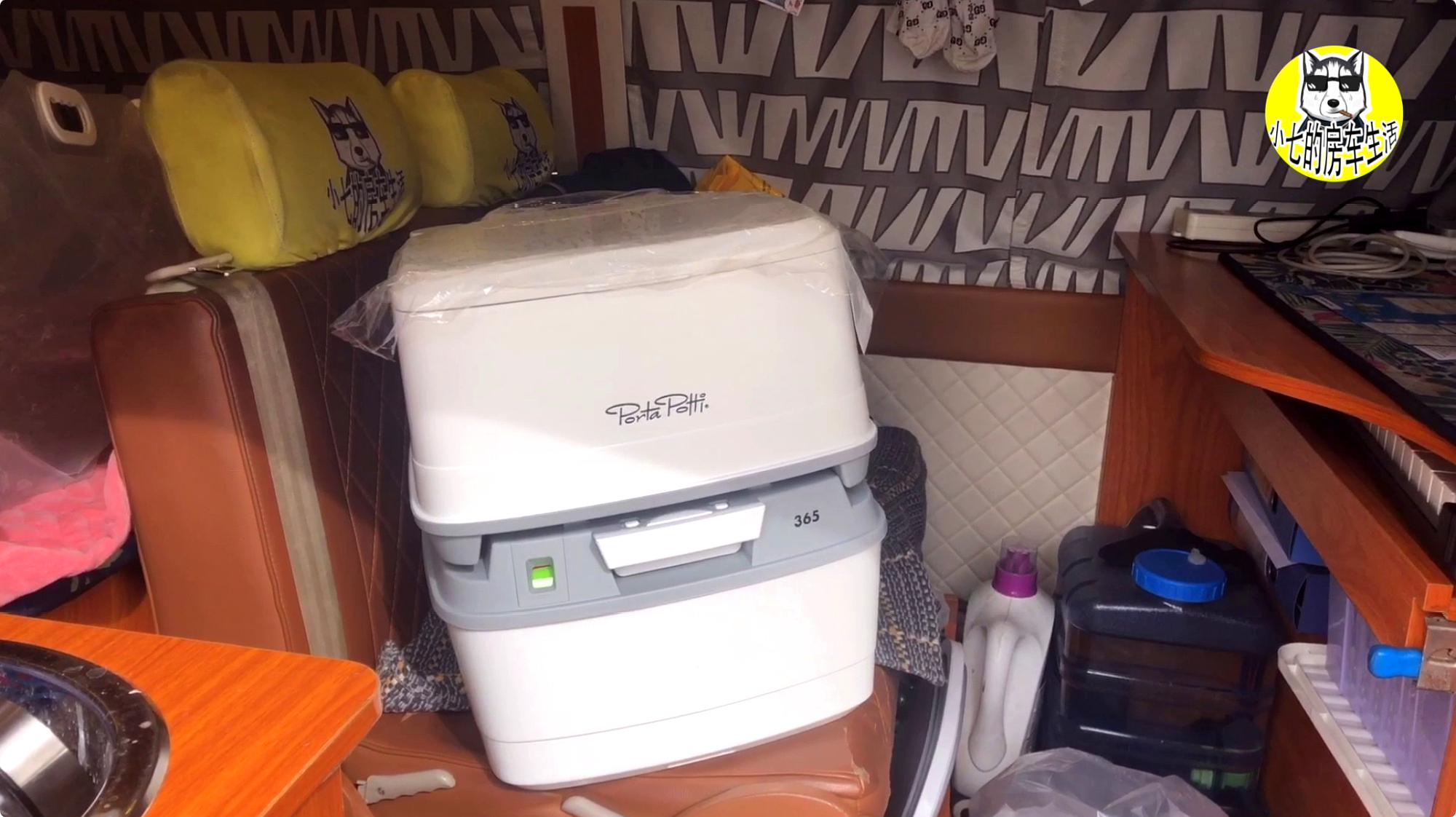 小伙给房车买移动马桶,塑料的能好用吗?