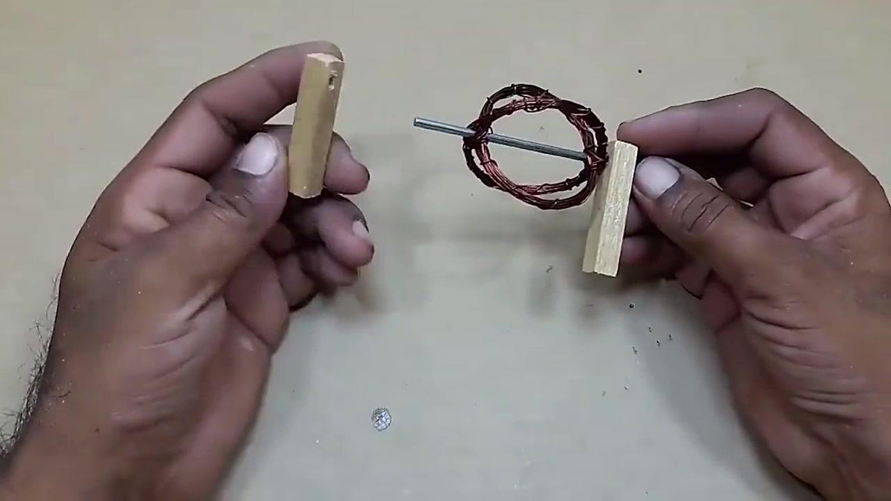 一个有趣的实验,线圈怎么在磁铁的作用下转圈?这是什么原理?