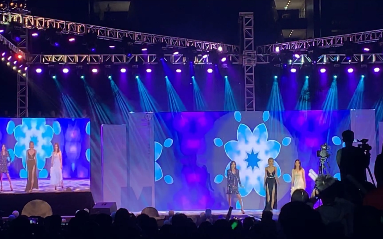 新媒体校园模特走秀 服装由美院设计