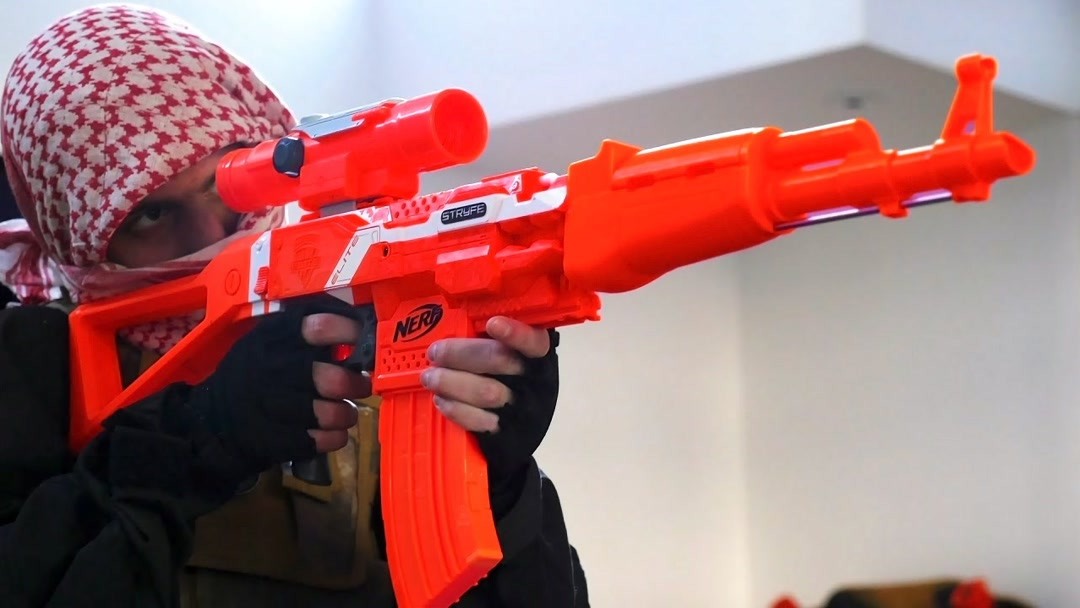 真人CS:吃鸡小伙的装备室